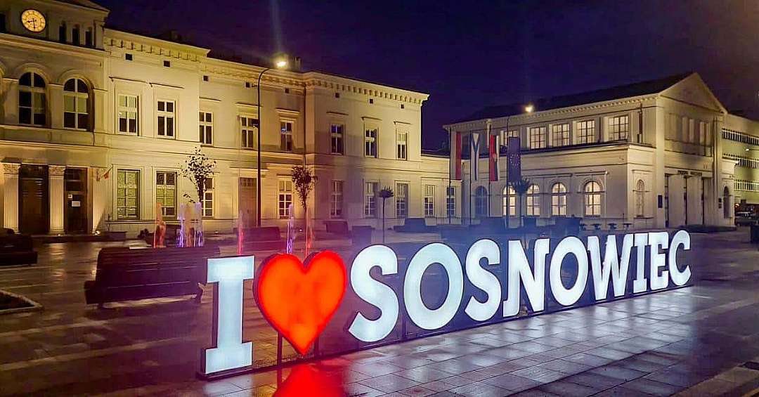 Napis "I love Sosnowiec" stanął przed dworcem PKP. Przebudowa placu ...